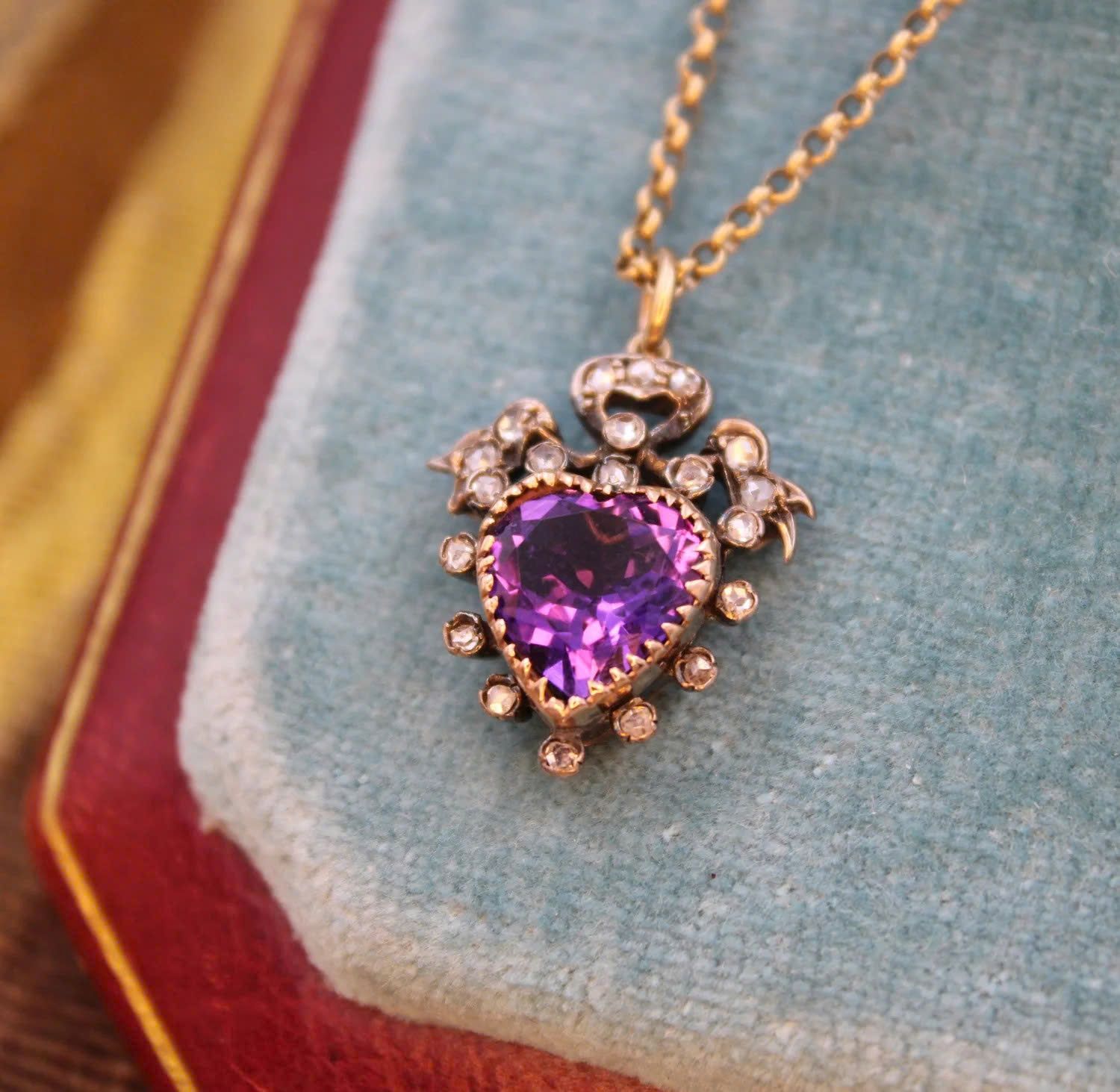 Amethyst: 7 sự thật về viên đá của hoàng gia & trí tuệ
